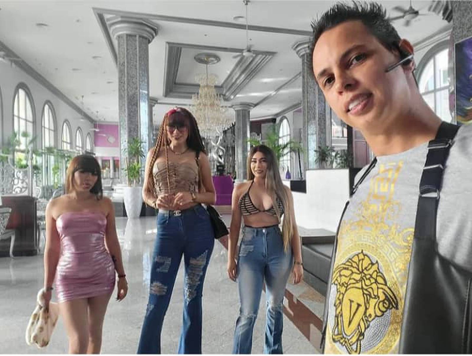 Alex Marín de nuevo con sus tres novias