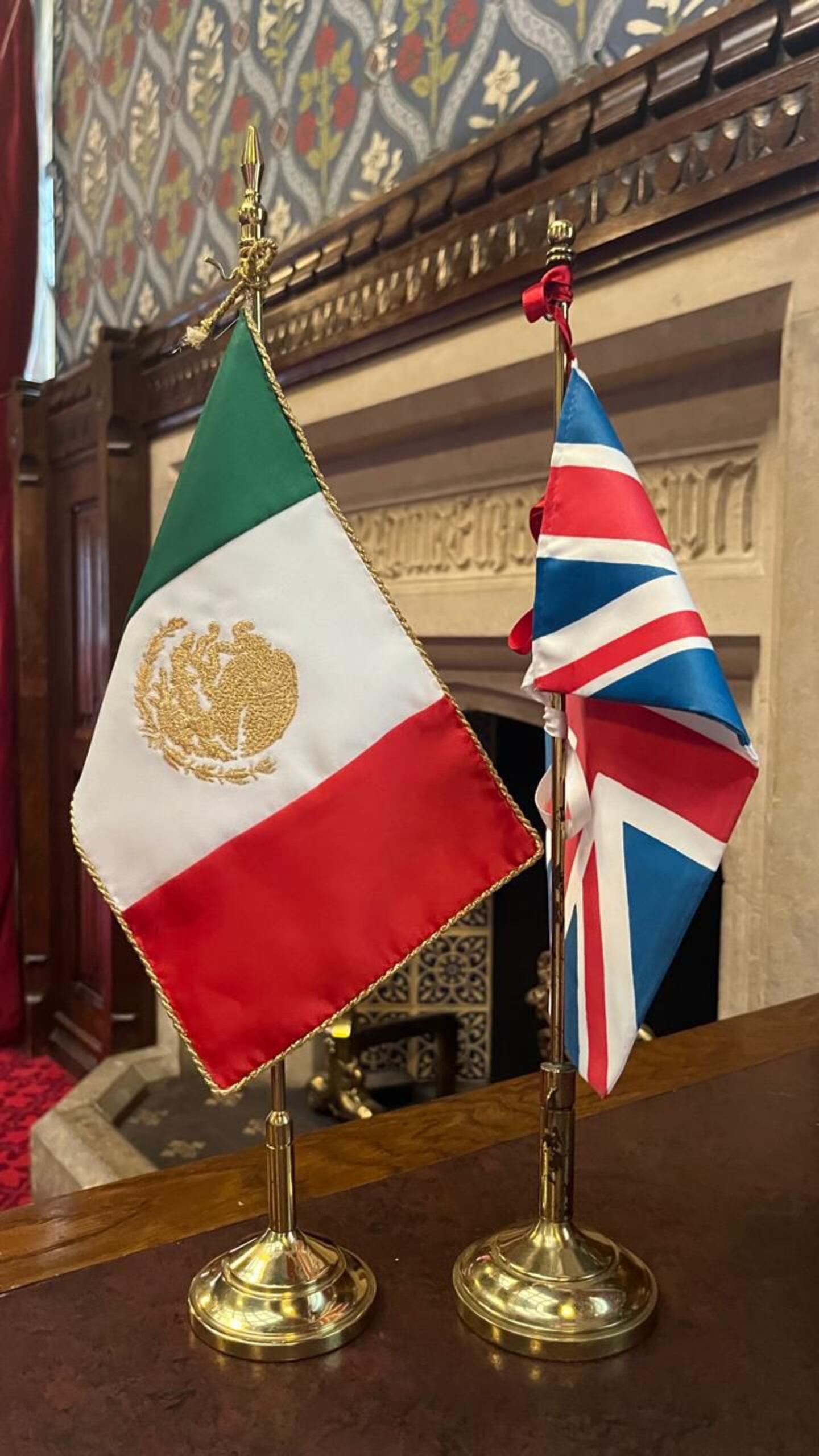 Martha Delgado recibe reconocimiento del G100 en parlamento del Reino ...