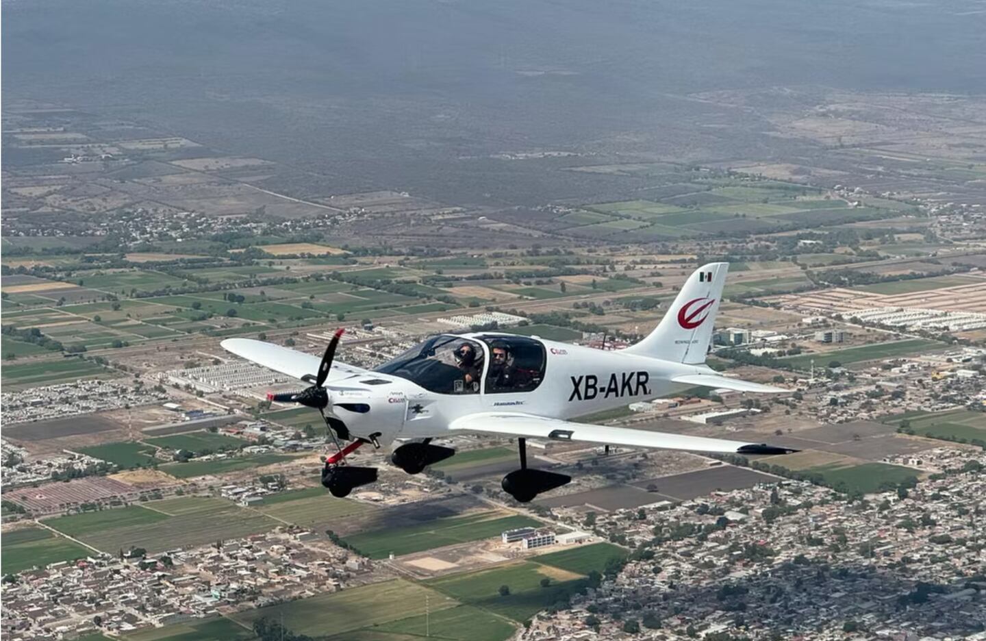 México vuelve a volar con el Halcón 2.1, su primer avión diseñado y fabricado en más de 60 años ...