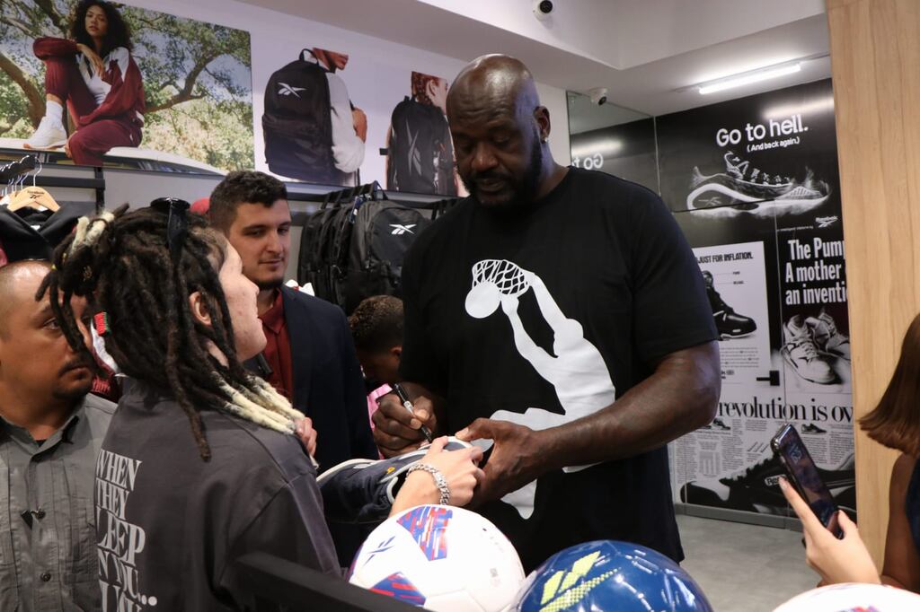 Shaquille O´Neal lanza su línea deportiva en México, regala tenis y ...