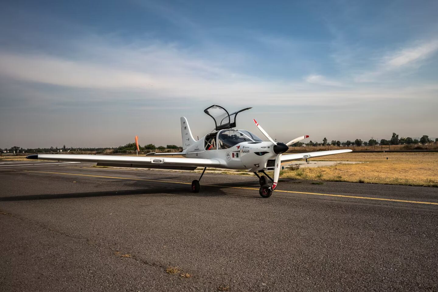 México vuelve a volar con el Halcón 2.1, su primer avión diseñado y fabricado en más de 60 años ...