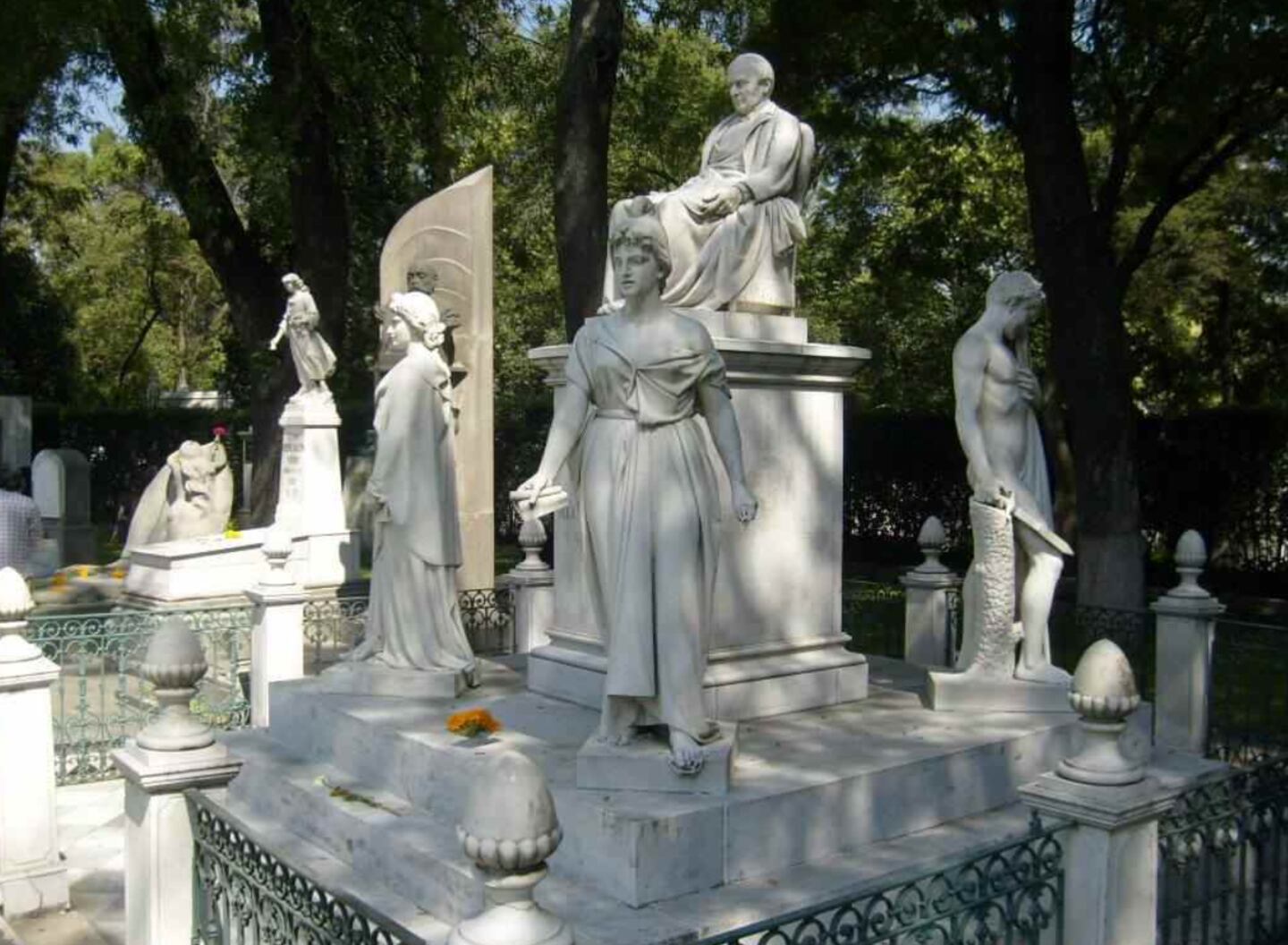 Panteones Históricos de la CDMX: explora su arquitectura y tradición ...