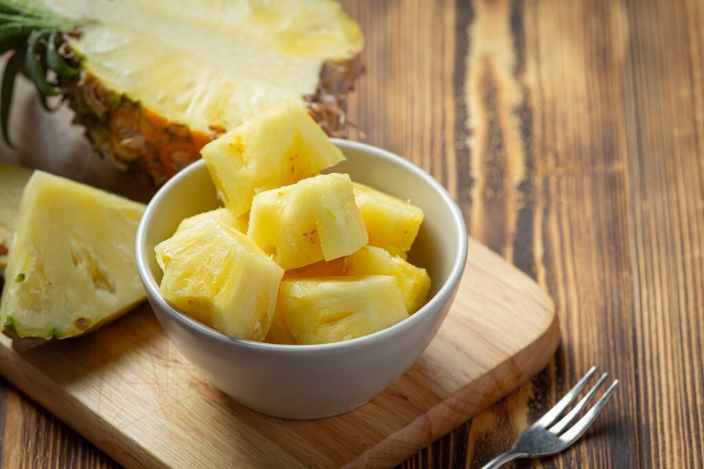 La piña es una fruta tropical que ofrece muchos beneficios para la ...
