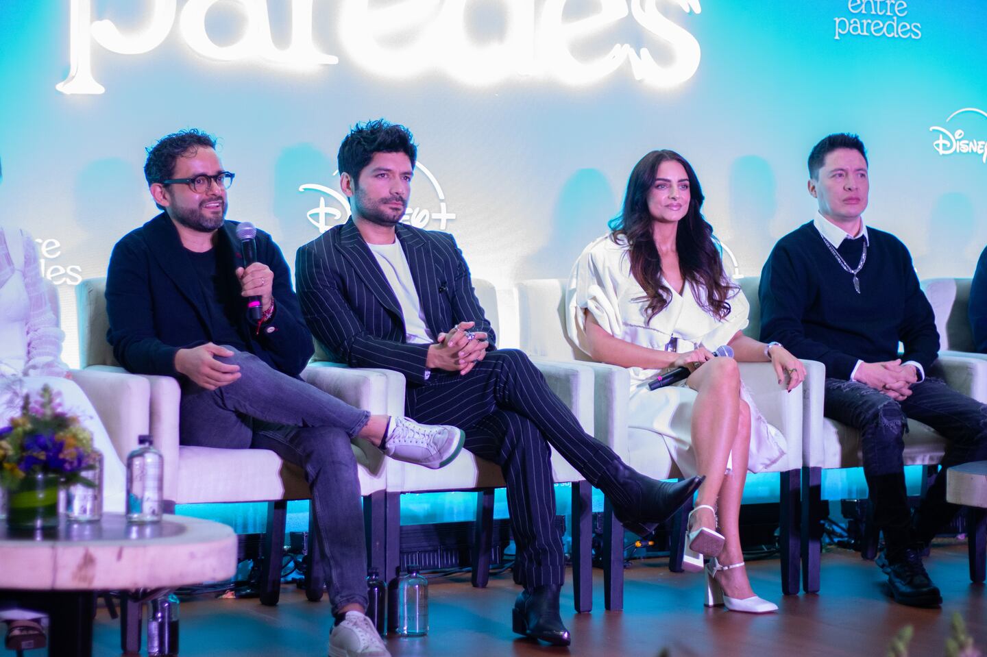 Aislinn Derbez se reencuentra con Christian Vázquez y confirman relación ‘Entre Paredes ...