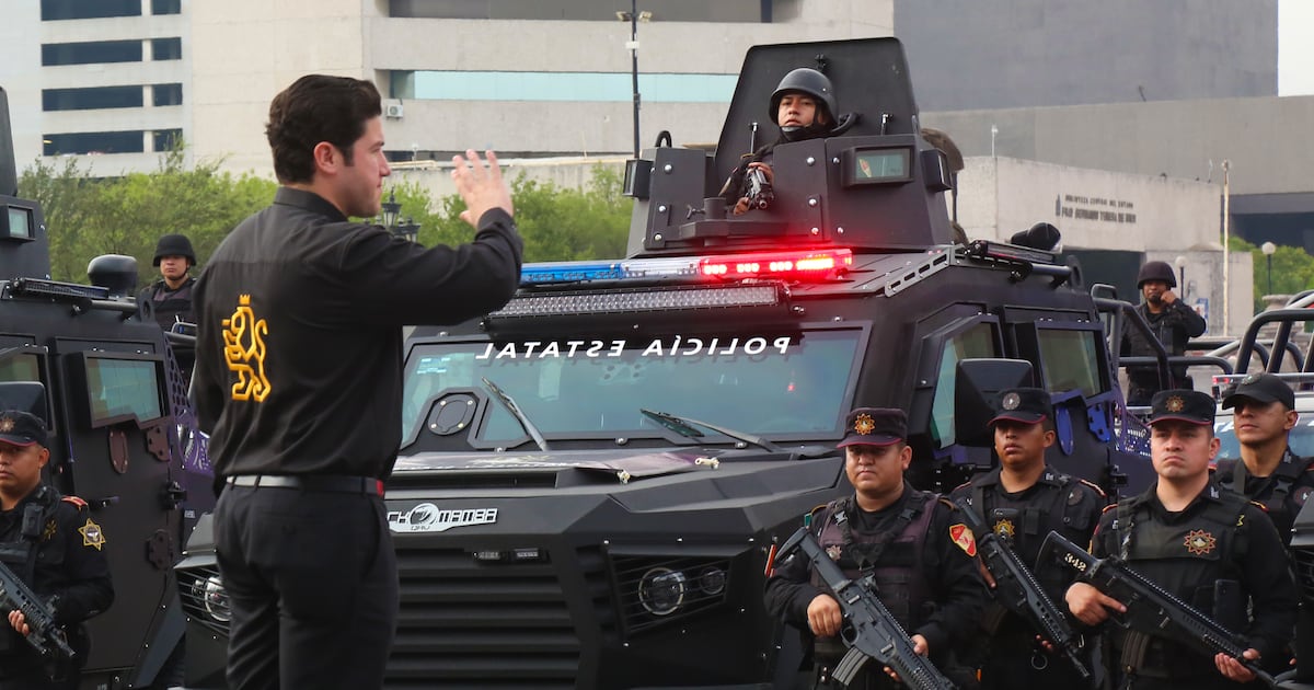 “arma” Samuel García A Fuerza Civil Con 44 Patrullas Pick Up Y 4 “black