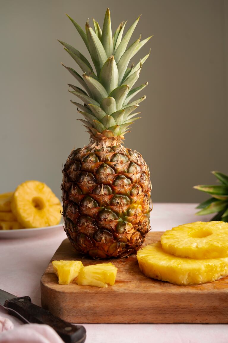 La piña es una fruta tropical que ofrece muchos beneficios para la ...