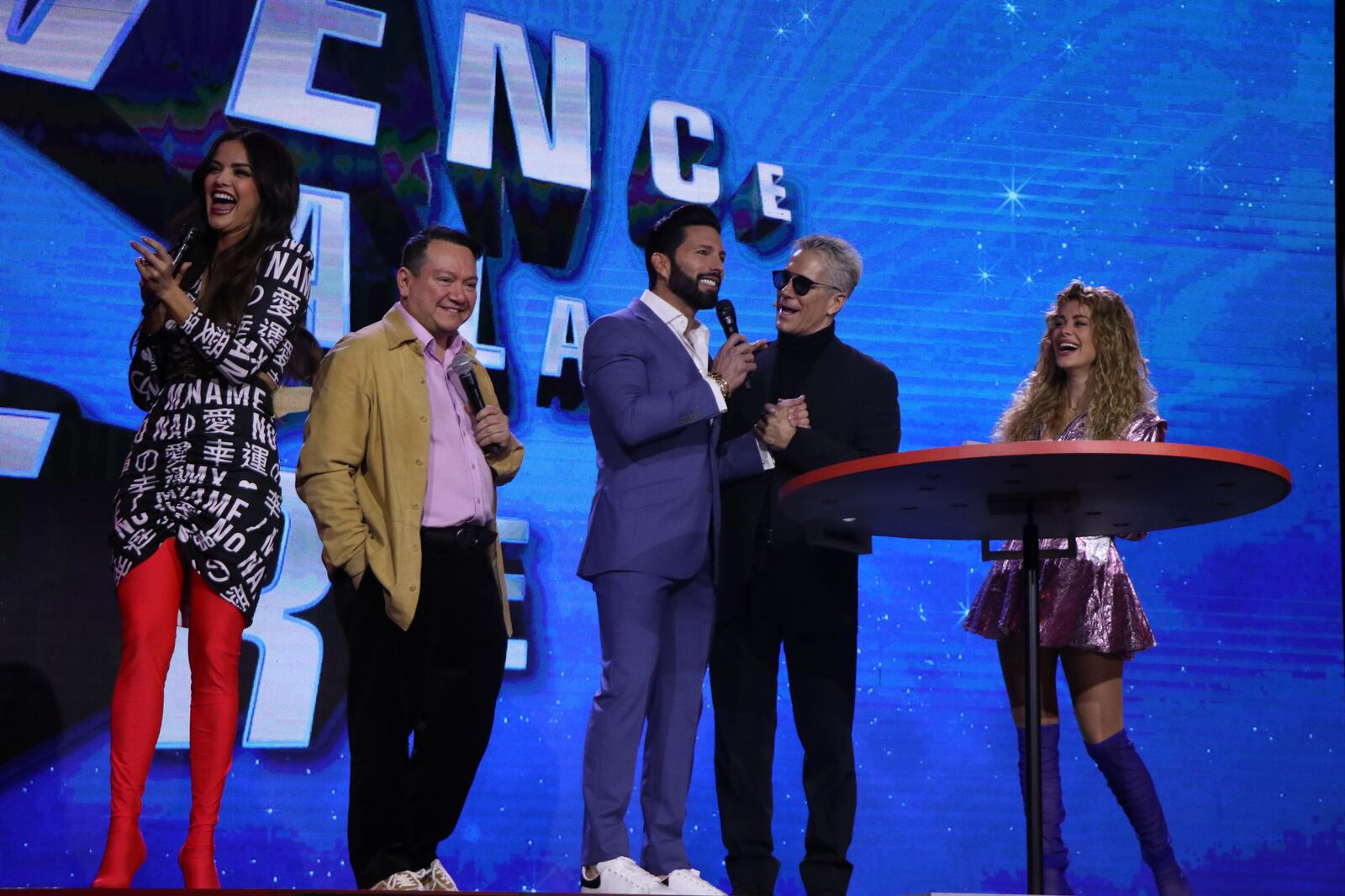 ¿Cuánto ganan los conductores en Televisa y TvAzteca?: Facundo se va de ...