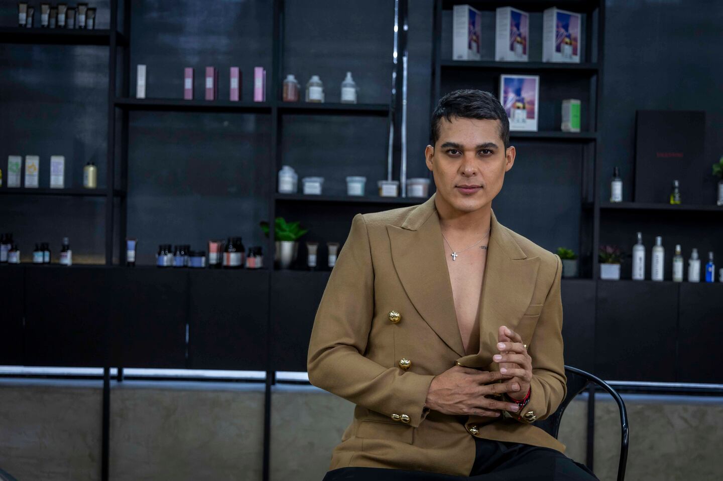 Luis Torres, el chamán de la belleza, que desafía prejuicios y ...