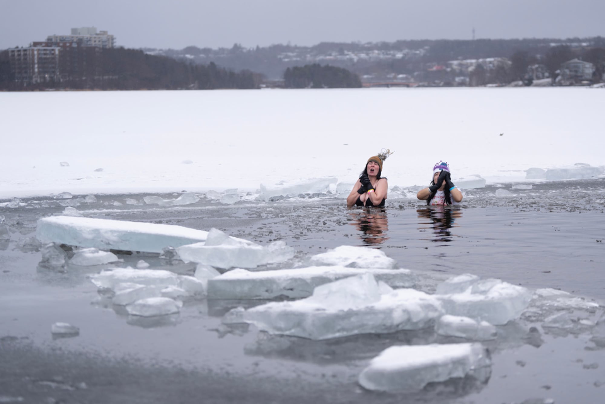 Canadienses se sumergen en aguas heladas para celebrar la llegada de ...