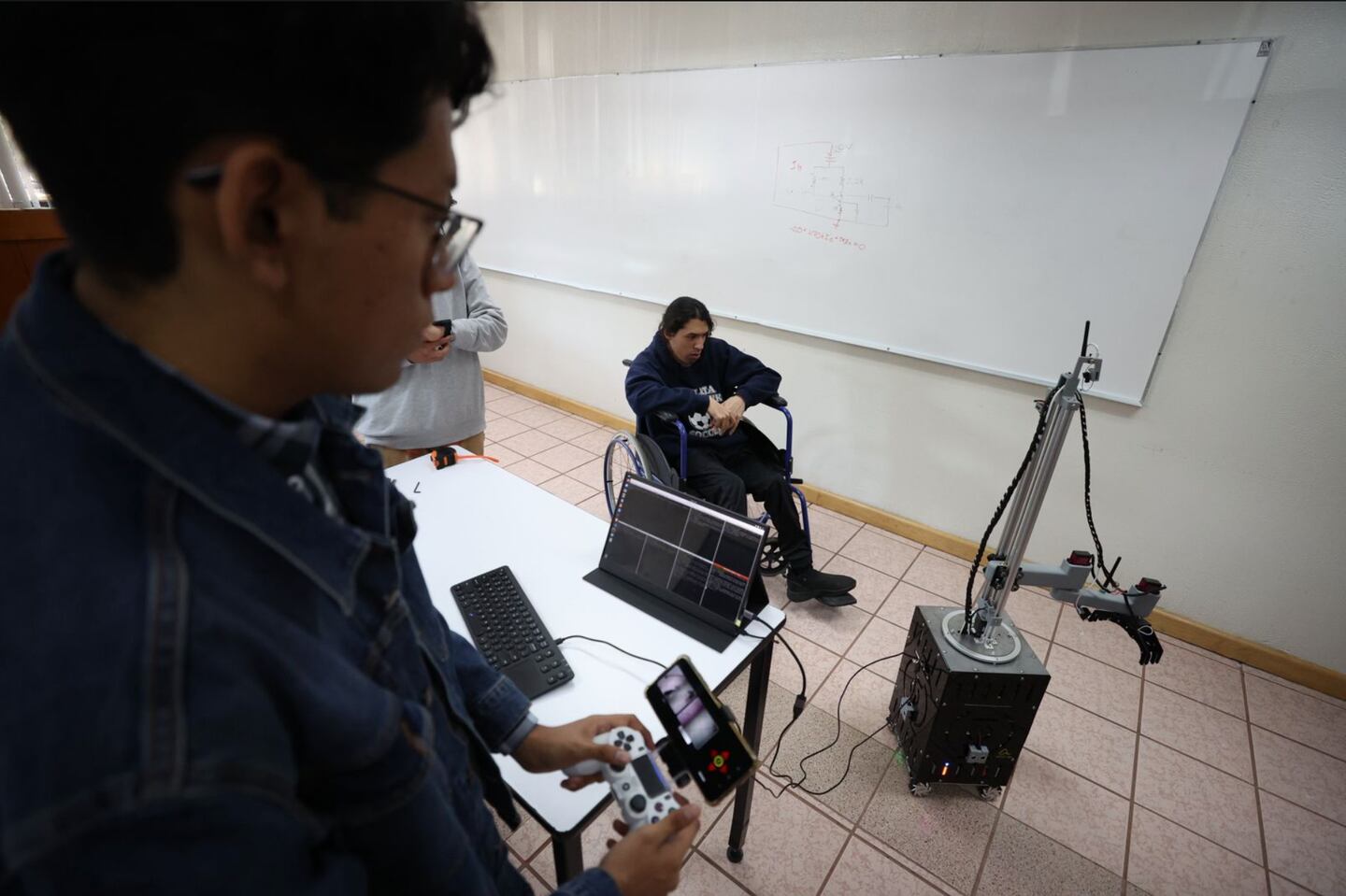 Innovación del IPN: crean robot asistente para personas con ...