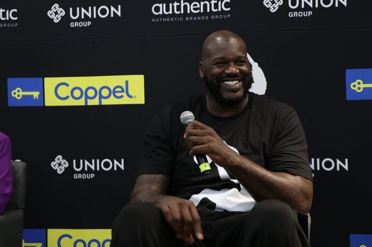 Shaquille O´Neal lanza su línea deportiva en México, regala tenis y ...