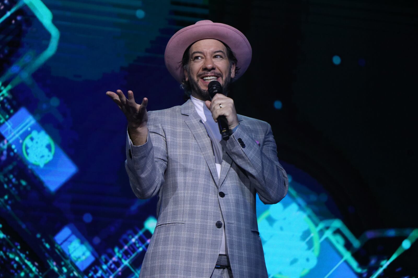 ¿Cuánto ganan los conductores en Televisa y TvAzteca?: Facundo se va de ...