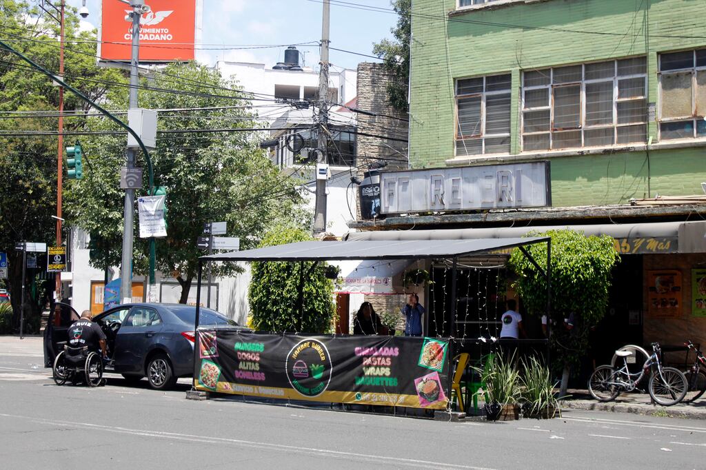 Banquetas en CDMX son trampas mortales por cocheras, postes, puestos y ...