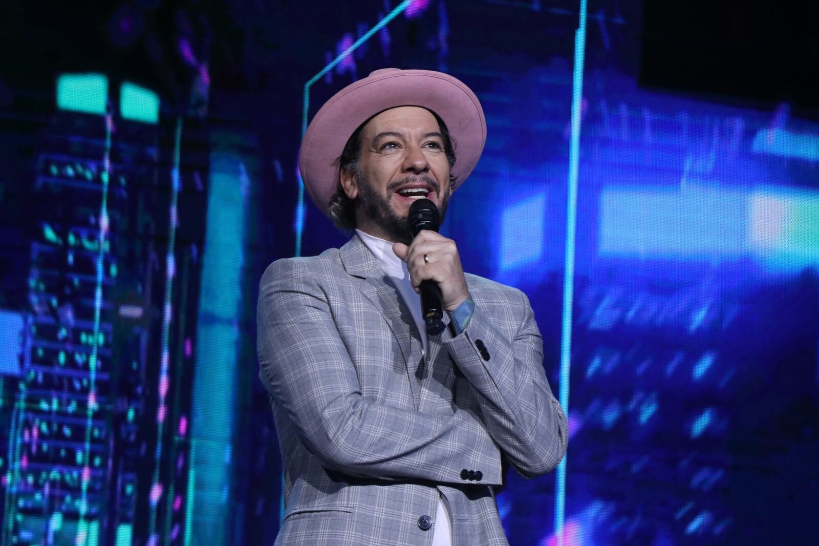 ¿Cuánto ganan los conductores en Televisa y TvAzteca?: Facundo se va de ...