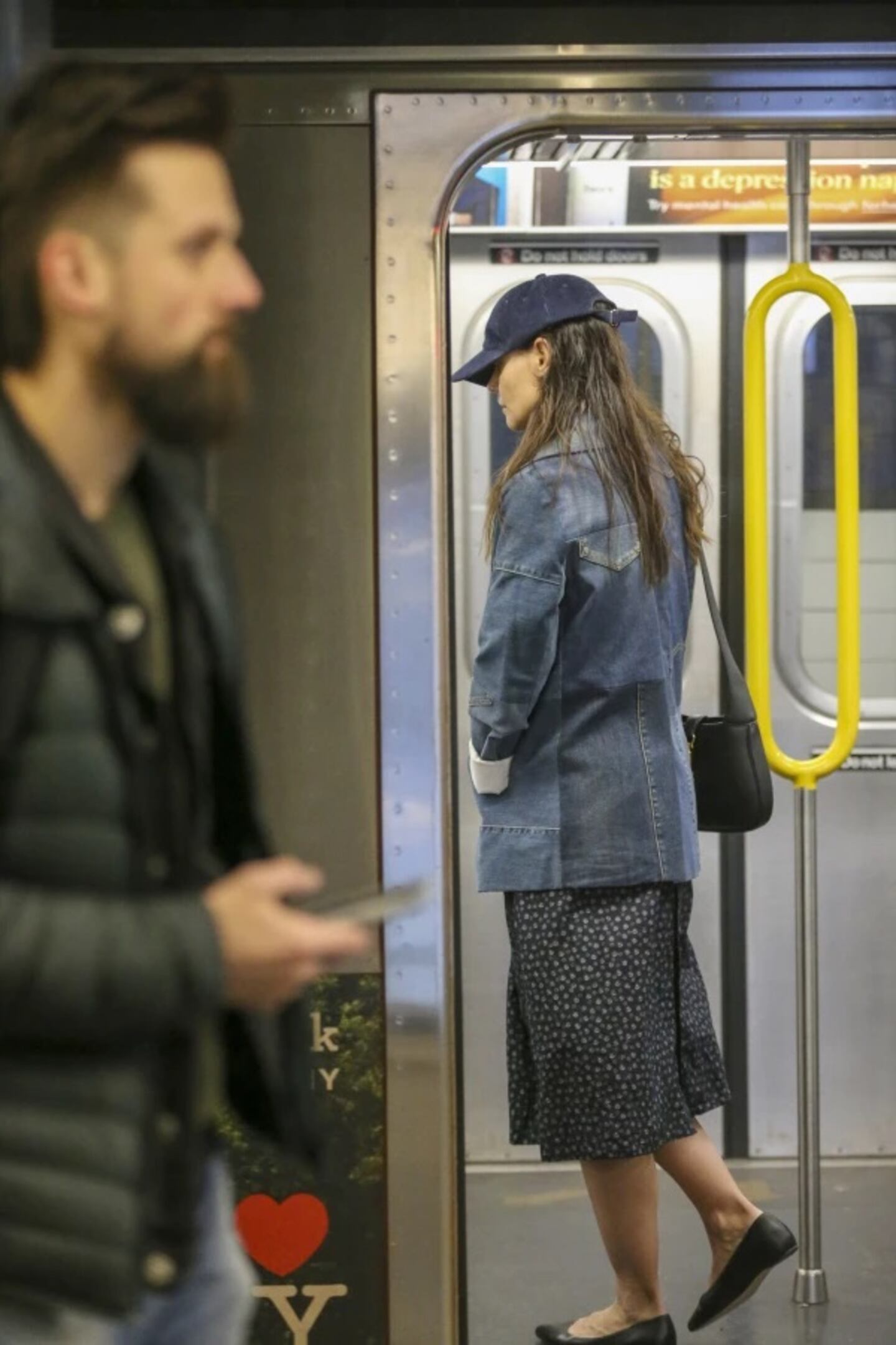 Demostración de humildad: Katie Holmes agarra el metro para ir a ...